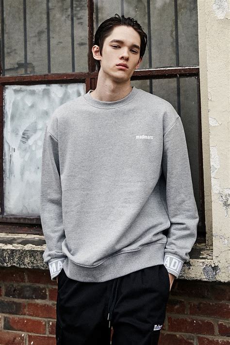 컬러 블록 디자인과 액티브함을 표현 옷 패션 모델