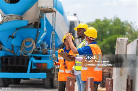 건설 현장에서 프로젝트 계획을 위한 감독 및 작업자 팀 회의 건설 현장에서 현장 관리자 및 건축업자 제어 콘크리트 트럭 믹서 30 34세에 대한 스톡 사진 및 기타 이미지