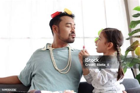 귀여운 딸과 함께 노는 즐거운 아버지 거실 소파에 앉아 화장을 하는 소녀 가족 휴가 주말에 재미있고 서 있는 시간을 보낸다 2명에 대한 스톡 사진 및 기타 이미지 Istock