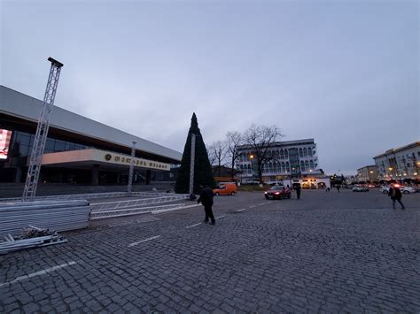 თელავის ცენტრალურ მოედანზე ნაძვის ხის და საახალწლო განათებების მოწყობა დასრულდა ფოტოები Knews Ge