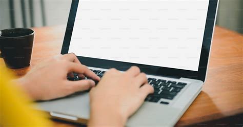 비즈니스 기술 개념 사무실 밖에서 일하는 디지털 라이프스타일 여자는 커피숍의 테이블에 빈 화면이 있는 노트북 컴퓨터를 입력한다 디자인 표시를 위한 빈 노트북 화면