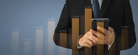 사업가는 그래프 성장과 스마트 폰에서 차트 긍정적 인 지표의 증가를 계획합니다 개발에 대한 스톡 사진 및 기타 이미지 개발 경제 계획 Istock