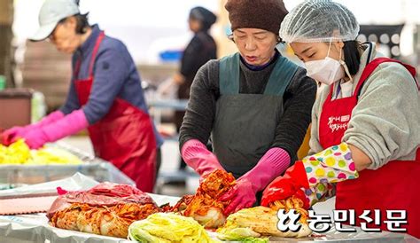 김장축제 가보니 김치 담그기 어렵다고요 양념 쓱쓱 바르면 끝