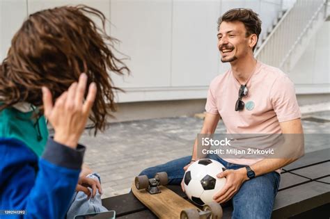 커플 여성과 젊은 백인 남자 현대 행복한 성인 남성과 여성 남자 친구와 여자 친구 미소는 하루 축구 게임 개념 복사 공간에서 야외 축구 공을 들고 경기장 앞에 앉아 25