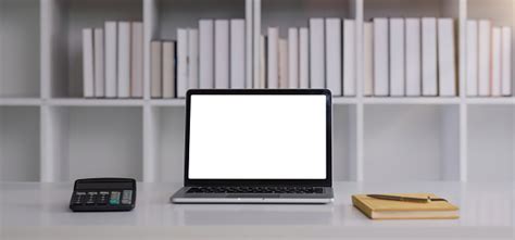 업무용 책상에 빈 흰색 화면이 표시된 열린 랩톱 컴퓨터의 전면 보기입니다 여자에 대한 스톡 사진 및 기타 이미지 여자 컴퓨터 한 명의 여자만 Istock