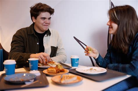 십대 소년과 그의 친구는 종이 컵에 커피와 함께 패스트리를 먹는다 14 15 살에 대한 스톡 사진 및 기타 이미지 14 15 살 2명 Z세대 Istock