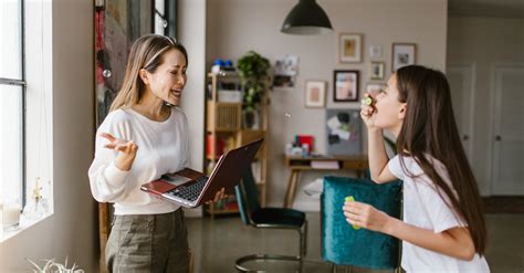 실내 ~을 사용하여 가정 환경 가족 거품 기분 전환 기술 노트북 놀이 단란함 디지털 유목민 딸 라이프