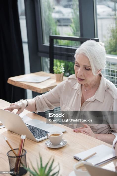 사무실에서 노트북 컴퓨터에서 작업 하는 수석 비즈니스 여자 경영자에 대한 스톡 사진 및 기타 이미지 경영자 기업 비즈니스 기업 재무와 산업 Istock