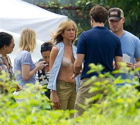Jennifer Aniston Caught In Bra And Underwear On The Set Porn Pictures