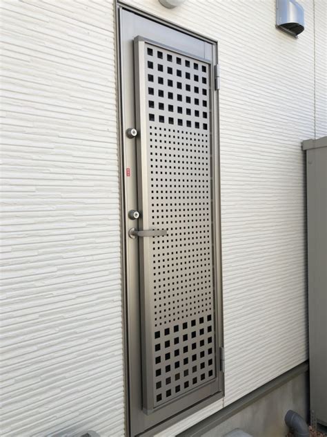 勝手口の防犯対策！オーダーパネル取付【つくばみらい市 S様邸】【守谷薬師台店】｜madoショップ【公式サイト】