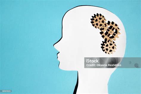 파란색 배경에 뇌 대신 나무 기어와 아이의 종이 실루엣 플랫 평지 텍스트 장소 아이에 대한 스톡 사진 및 기타 이미지 아이 정신 건강 치매 Istock