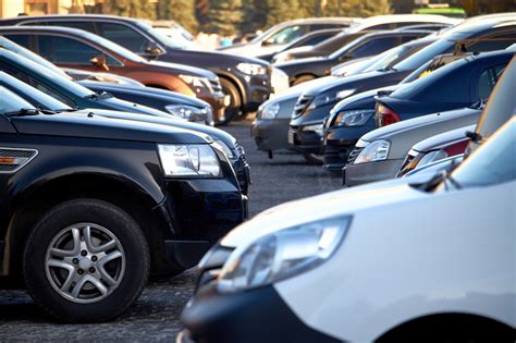 Beaucoup De Voitures Dans Un Parking Ouvert Mise Au Point Sélective