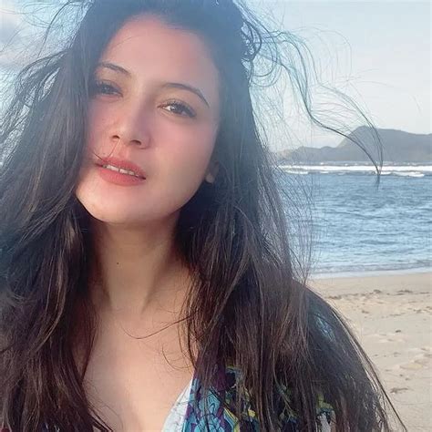 8 Potret Fera Feriska Istri Fathir Muchtar Yang Tetap Cantik Di Usia 38 Tahun