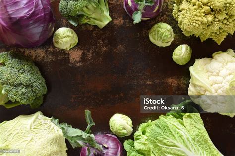 다른 나무 바탕에 배 추의 품종입니다 유기 신선한 야채자주색 양배추 브로콜리 알 줄기 양배추 콜리플라워 원시 음식입니다 건강에 좋은 음식 Capital Region에 대한