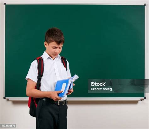 배낭과 학교 용품 칠판 배경으로 포즈를 취하는 학교 소년의 초상화 학교 및 교육 개념으로 돌아가기 가방에 대한 스톡 사진 및 기타 이미지 Istock