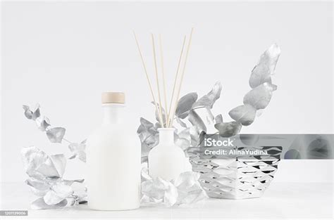 현대적인 우아한 가정 장식으로 실버 장식 잎 부드러운 밝은 흰색 나무 테이블에 향기로운 막대기우아한 빈 흰색 유리 병 가벼운에 대한 스톡 사진 및 기타 이미지 Istock