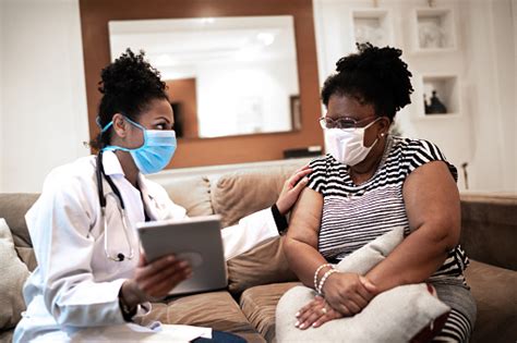 가정 방문 중 수석 환자를 위로하는 의사 얼굴 마스크를 착용 가정 생활에 대한 스톡 사진 및 기타 이미지 가정 생활 간호사