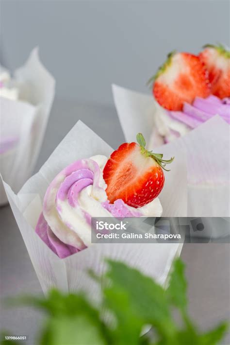 전문 과자 스튜디오에서 금속 테이블에 흰색 베이킹 양피지 케이스에 핑크 버터 크림과 신선한 딸기로 장식 된 컵 케이크 0명에 대한 스톡 사진 및 기타 이미지 Istock