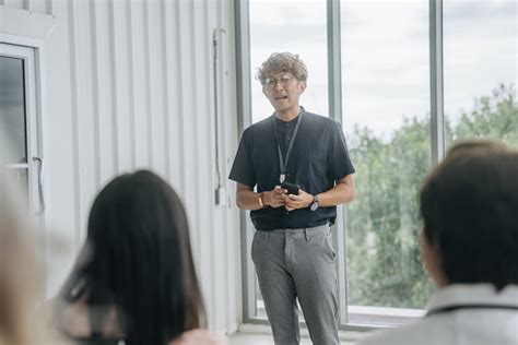 회의실 앞에 서서 현대 컨벤션 센터의 교육 수업에서 청중과 이야기하는 아시아 연사 경영자에 대한 스톡 사진 및 기타 이미지 경영자 공부 교수 Istock