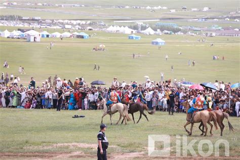 СОЁОЛОН Булган аймгийн Сэлэнгэ сумын уяач Хишиг Очирын Бөхбатын хүрэн үрээ түрүү магнайд хурдаллаа