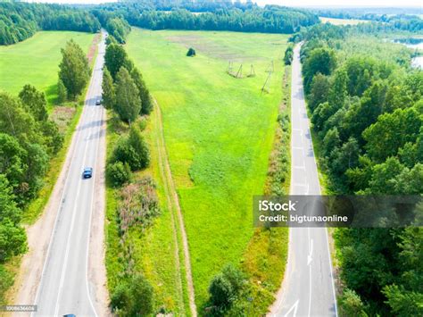 자동차와 고속도로의 공중 전망입니다 국가 이동 하는 자동차의 공중 전망 지나가는 자동차 공중도 비행 하는 공중 보기 위에서 무인 항공기와 함께 캡처됩니다 부드러운 조명