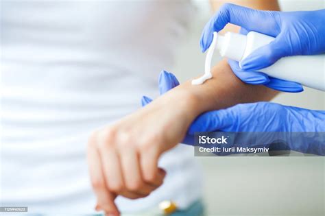 손 피부 관리입니다 여성 손 크림 튜브를 들고 자연 매니큐어 손톱 화장품 핸드 크림을 적용 하는 부드러운 실크 건강 한 피부에 아름 다운 여자 손 클로즈업 깨끗한에 대한