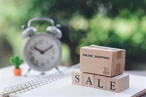 쇼핑 가방 빈티지 화이트 알람 시계 텍스트 또는 디자인에 대 한 배경 쇼핑 개념 및 복사 공간 배달 서비스 개념으로 사용 하 여 나무 단어 판매에 배치 가격에 대한 스톡