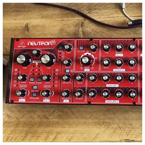 Behringer Neutron Semi Modular Synth Na