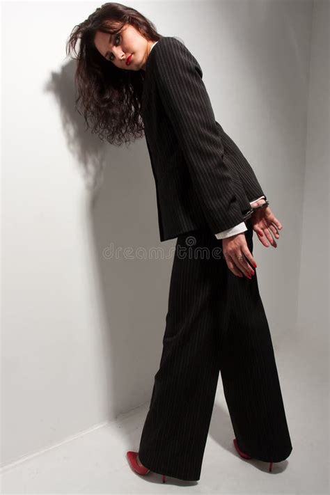 Frau Mit Handschellen Gefesselt Stockfoto Bild Von Jung