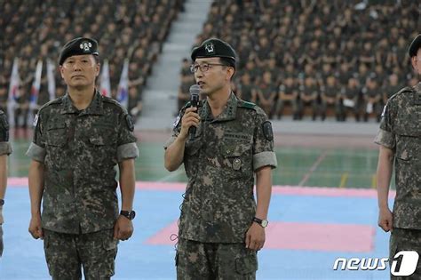 환영인사하는 구재서 논산 육군훈련 소장