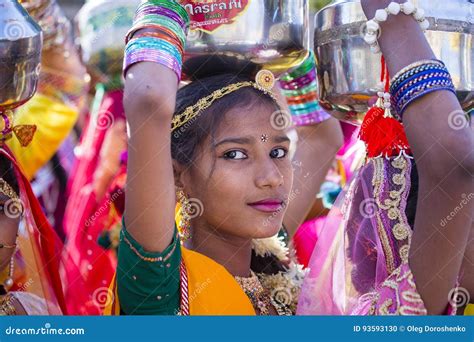 La Ragazza Indiana Che Porta Il Vestito Tradizionale Da Rajasthani