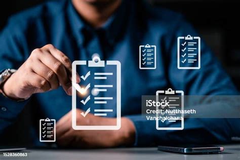 컴퓨터 노트북 폴더 문서 작업을 하는 사업가 기업 비즈니스 기술 문서 관리 시스템 가격에 대한 스톡 사진 및 기타 이미지 가격 경영자 경제 Istock