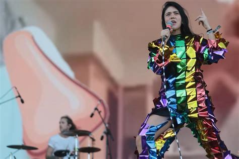 Cansei De Ser Sexy Faz Festa Divertida No Primavera Sound Em Primeiro