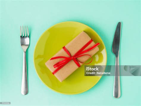 선물 팩 노란 접시에 빨간 리본으로 갈색 Kraft 종이 칼 밝은 청록색 파란 배경 평면도에 포크 발렌타인의 날 0명에 대한 스톡 사진 및 기타 이미지 Istock