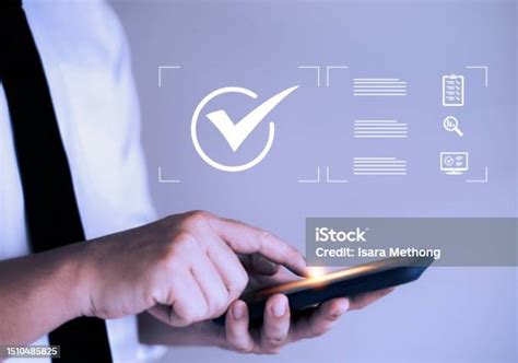 스마트폰에서 체크리스트 설문조사 성과 체크리스트 체크리스트 디지털 양식 작성 평가 설문지 평가 온라인 설문조사 온라인 시험을 사용하는 사업가 Brand Name Smart