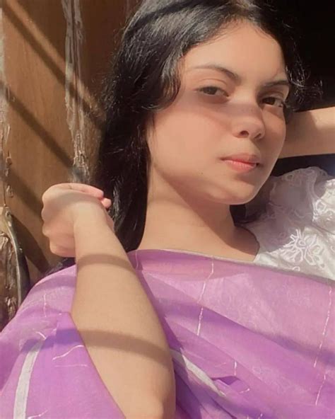 সুন্দরী মেয়ে