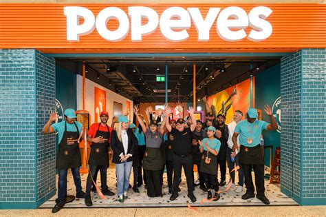 Chicken Lovers Queue Overnight To Be First In New Luton Popeyes Restaurant The Lutonian