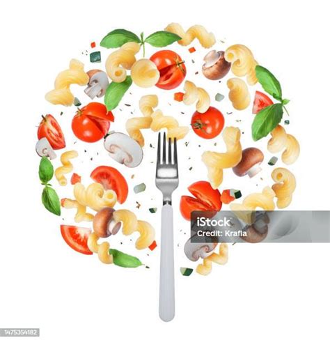 흰색 배경에 격리된 공기 중에 다양한 음식 재료가 있는 마카로니 파스타에 대한 스톡 사진 및 기타 이미지 파스타 포크 녹색 Istock