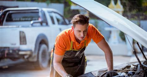 자동차 정비사 오픈 카 후드 수리 시스템은 차고 서비스에서 리필 및 청소를 위해 오일 모터 레벨을 확인합니다 사진 Unsplash의 자동차 이미지