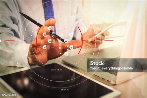 의료 기술 개념입니다 의사 손에 현대 디지털 태블릿 및 노트북 컴퓨터 의료 차트 인터페이스 태양 플레어 효과 사진 작업 계약서에 대한 스톡 사진 및 기타 이미지 Istock