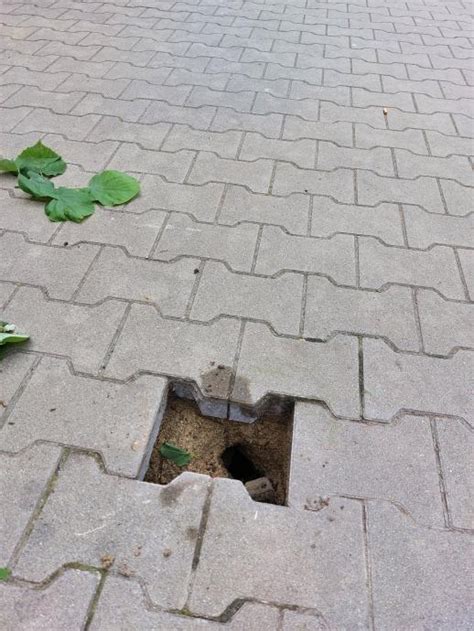 Опасна яма на тротоар РепорТИ за Казанлък