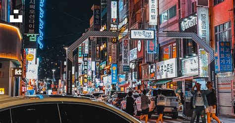 번화한 도시 길가에 주차된 차 사진 Unsplash의 무료 부산 이미지