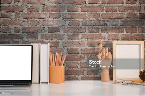 컴퓨터 노트북 액자 커피 컵 및 벽돌 벽이있는 흰색 테이블에 문구류 0명에 대한 스톡 사진 및 기타 이미지 0명 Accessories Council 가정 생활