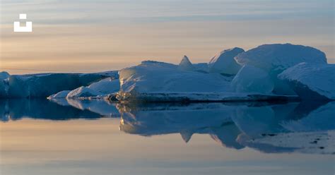 물 위에 떠 있는 큰 빙산 사진 Unsplash의 무료 얼음 이미지