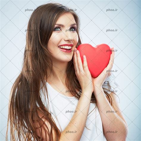 عکس با کیفیت خانم زیبا با یک قلب در دست عکس با کیفیت و تصاویر استوک