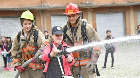 Ученици демонстрираха уменията си в спасителна акция при пожар снимки Новини бг