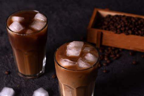 크림이 쏟아진 키가 큰 유리에 아이스 커피 나무 배경입니다 낮은 키 0명에 대한 스톡 사진 및 기타 이미지 0명 각얼음 갈색 Istock