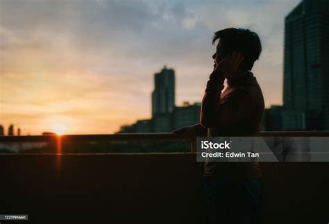 아시아 중국 중반 성인 여자 듣는 음악 에 무선 헤드폰 스탠드 에 발코니 시 일몰 45 49세에 대한 스톡 사진 및 기타 이미지 45 49세 긍정적인 감정 표현 놀기