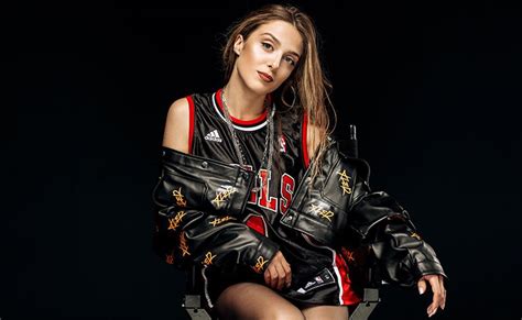 «Червоні ланіти від сліз і від сміху… Kler розповіла про мову тіла у новій пісні