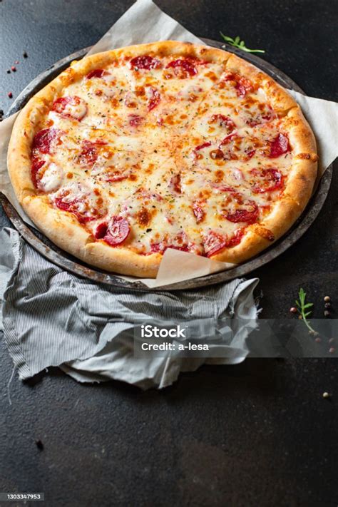 페퍼로니 피자 고기 살라미 소시지 더블 치즈 패스트 푸드 테이크 아웃 에 테이블 식사 간식 최고 보기 복사 공간 텍스트 음식 배경 소박한 건강에 좋지 않은 음식에 대한 스톡